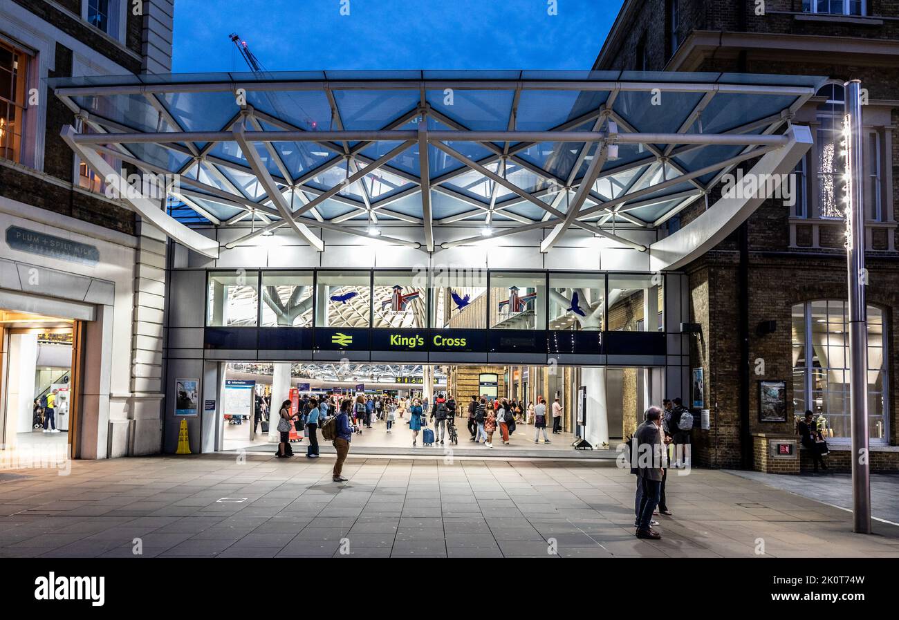 Kings cross station night -Fotos und -Bildmaterial in hoher Auflösung ...