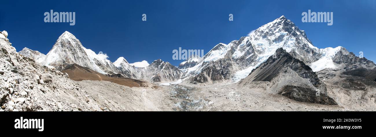 Panoramablick auf die himalaya-Bergkette am Mount Everest mit Khumbu ...