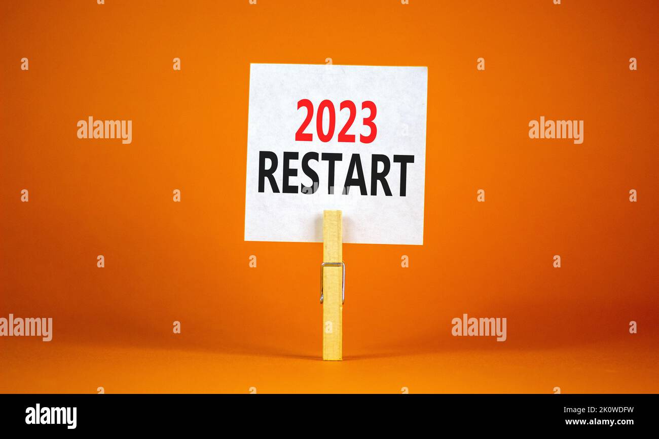 2023 Symbol für Neustart. Weißes Papier mit Worten 2023 Restart, Clip ...