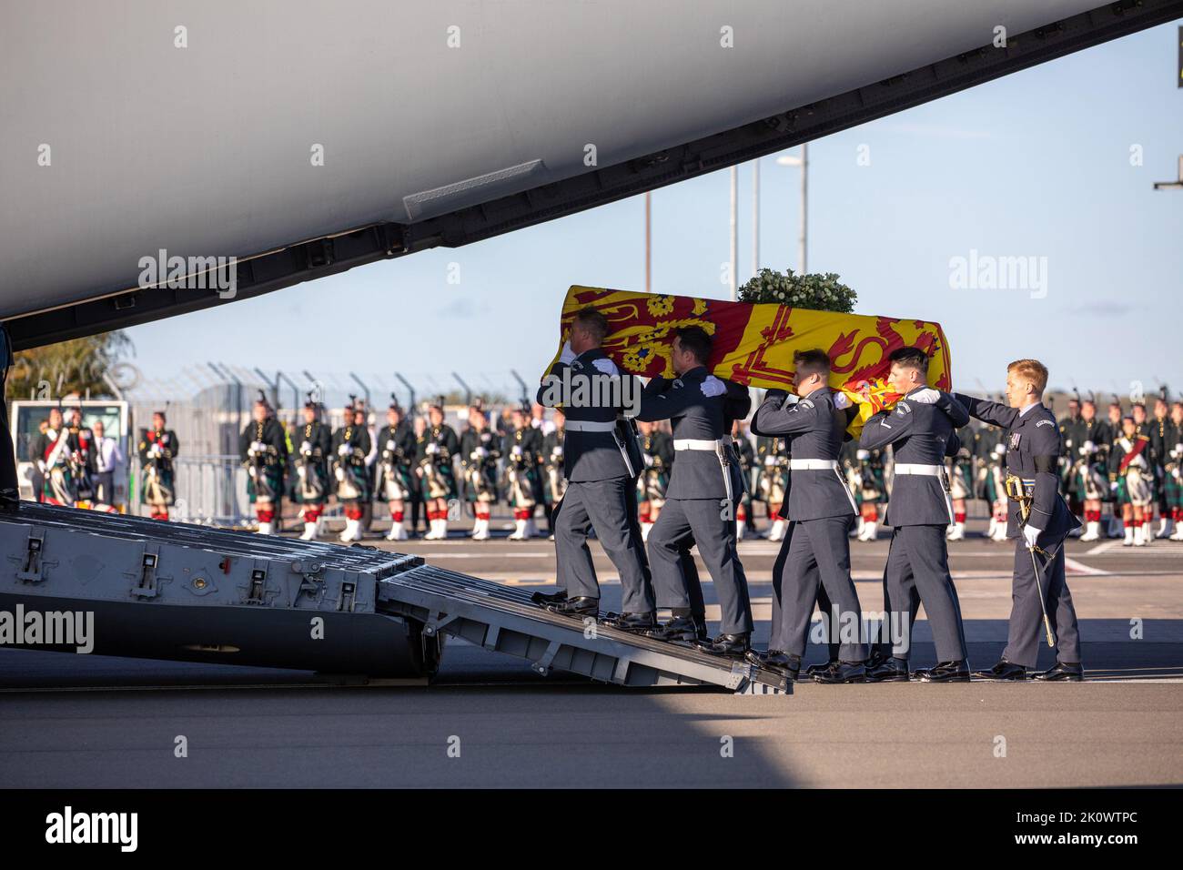 Paletenträger des Queen's Color Squadron der Royal Air Force (RAF ...