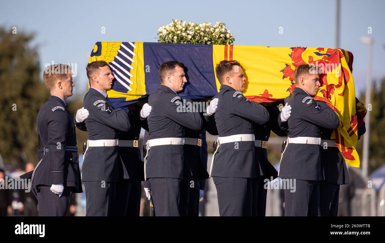 Paletenträger des Queen's Color Squadron der Royal Air Force (RAF ...