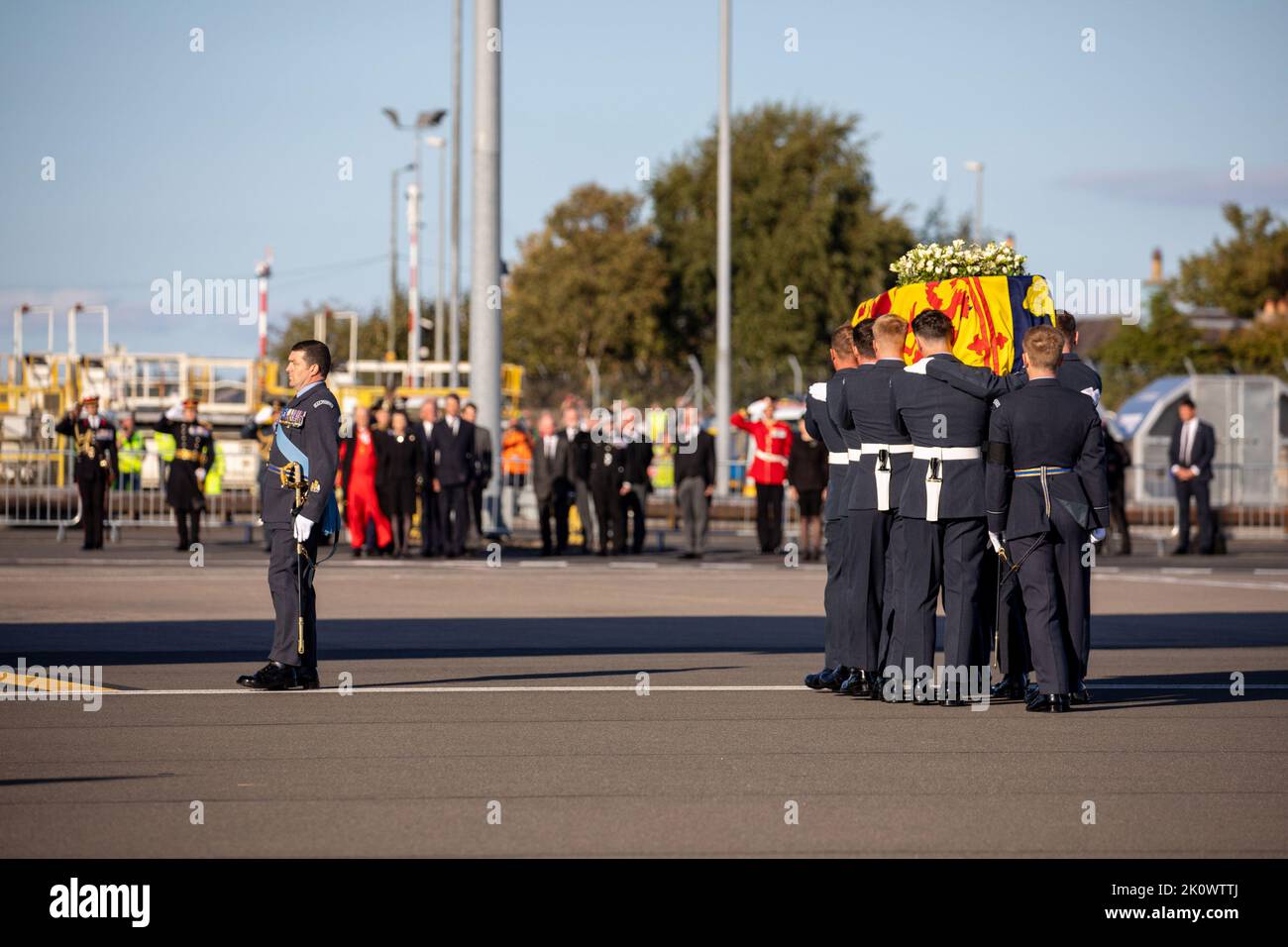 Paletenträger des Queen's Color Squadron der Royal Air Force (RAF ...