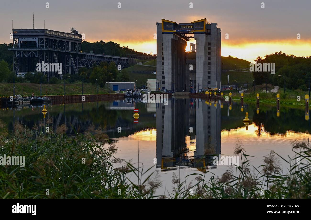 12. September 2022, Brandenburg, Niederfinow: Der Himmel leuchtet bei ...