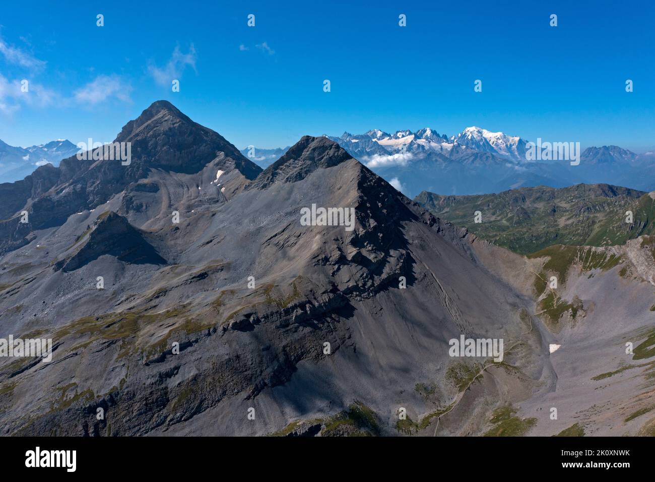 Blick über den Fenestral Pass auf das Mont-Blanc-Massiv, die Berner Alpen, Ovronnaz, das Wallis ...