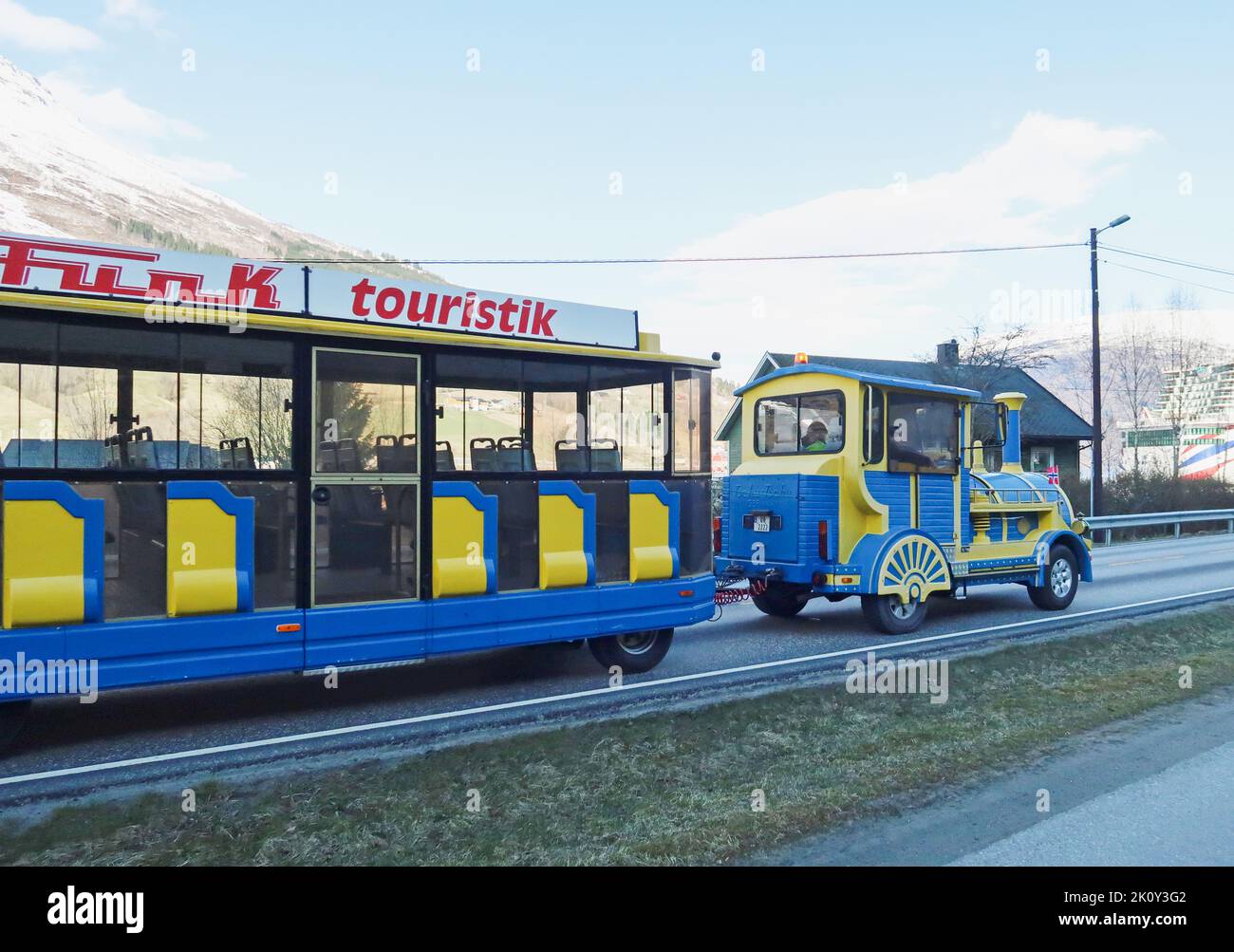 Ein Touristenbus/Zug in der norwegischen Fjordstadt Olden. Das Foto ...