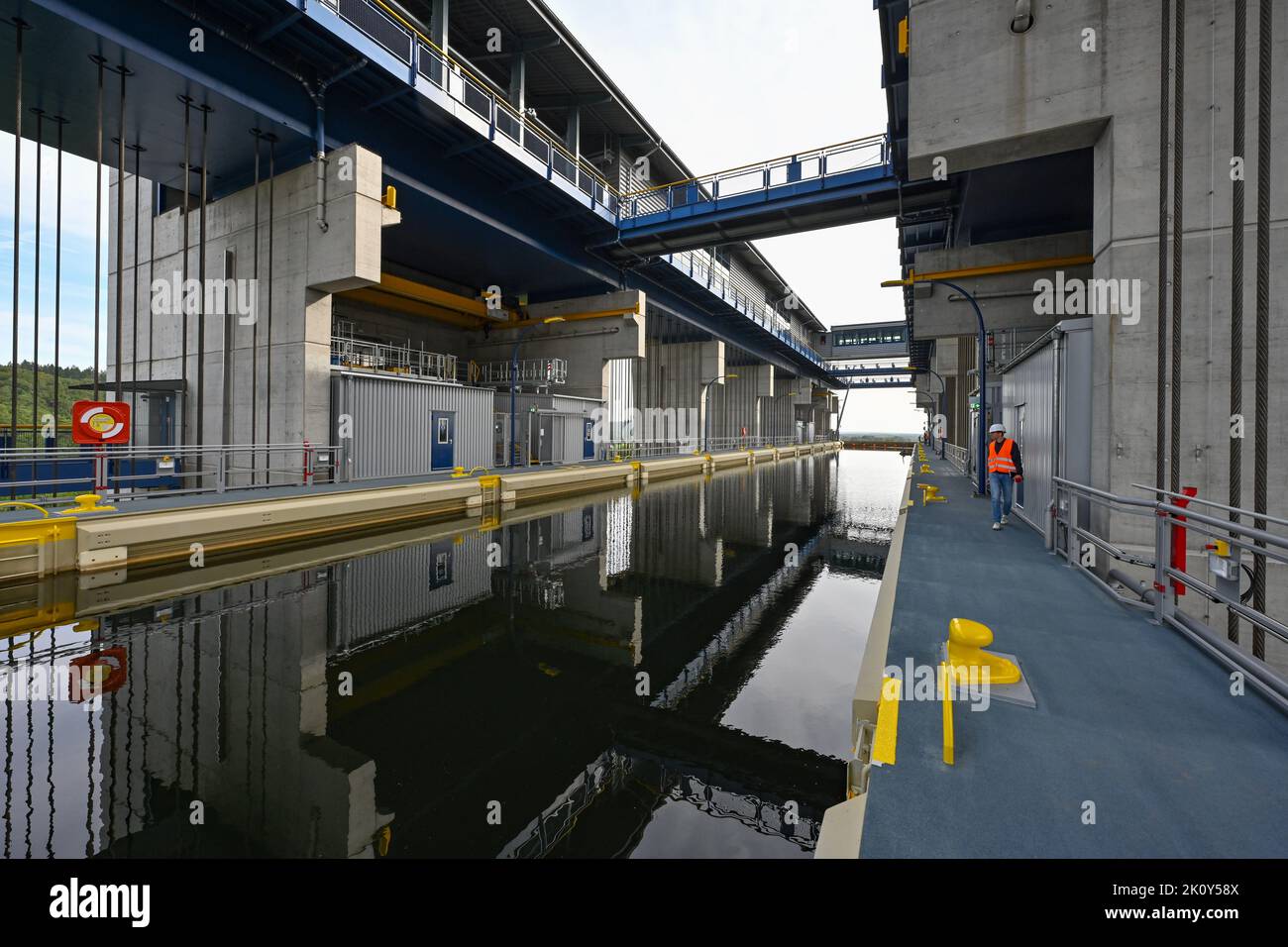14. September 2022, Brandenburg, Niederfinow: Der Trog mit dem Wasser ...