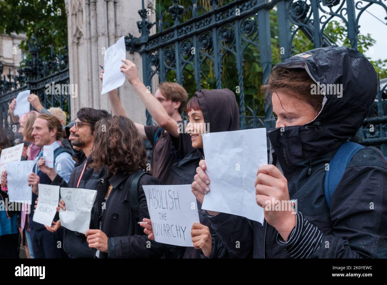 Während die Leiche der Königin zum letzten Mal in den Buckingham Palace ...