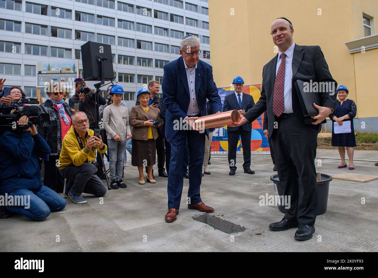 14. September 2022, Sachsen-Anhalt, Magdeburg: Helmut Seibert (l.) von ...