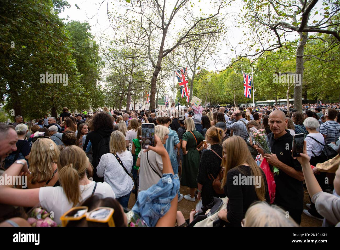 Eine große Menschenmenge steht in der Mall am Buckingham Palace in der ...