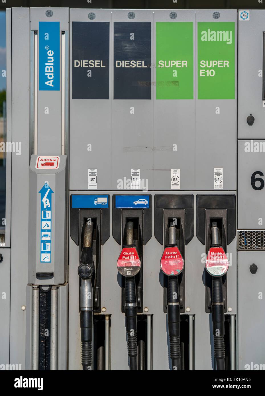 Benzinpumpe einer Tankstelle, AdBlue, Diesel, Heizöl, Super, Super E10 ...