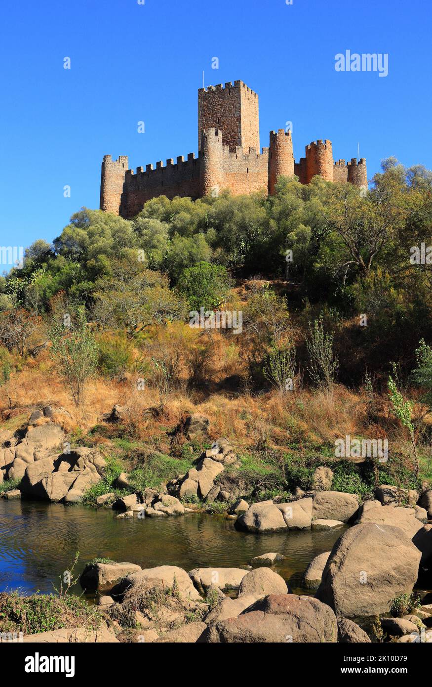 Das mittelalterliche Schloss Almourol auf einer Insel am Fluss Tejo ...