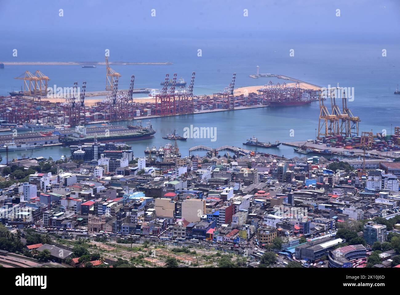 (9/12/2022) Blick auf den Hafen von Colombo vom Colombo Lotus Tower aus ...