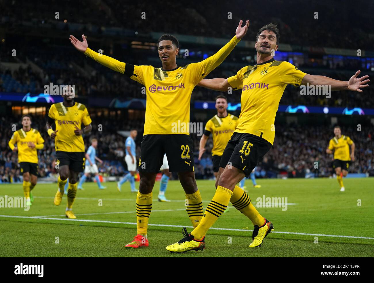 Jude Bellingham von Borussia Dortmund feiert das erste Tor ihrer Mannschaft während des UEFA ...