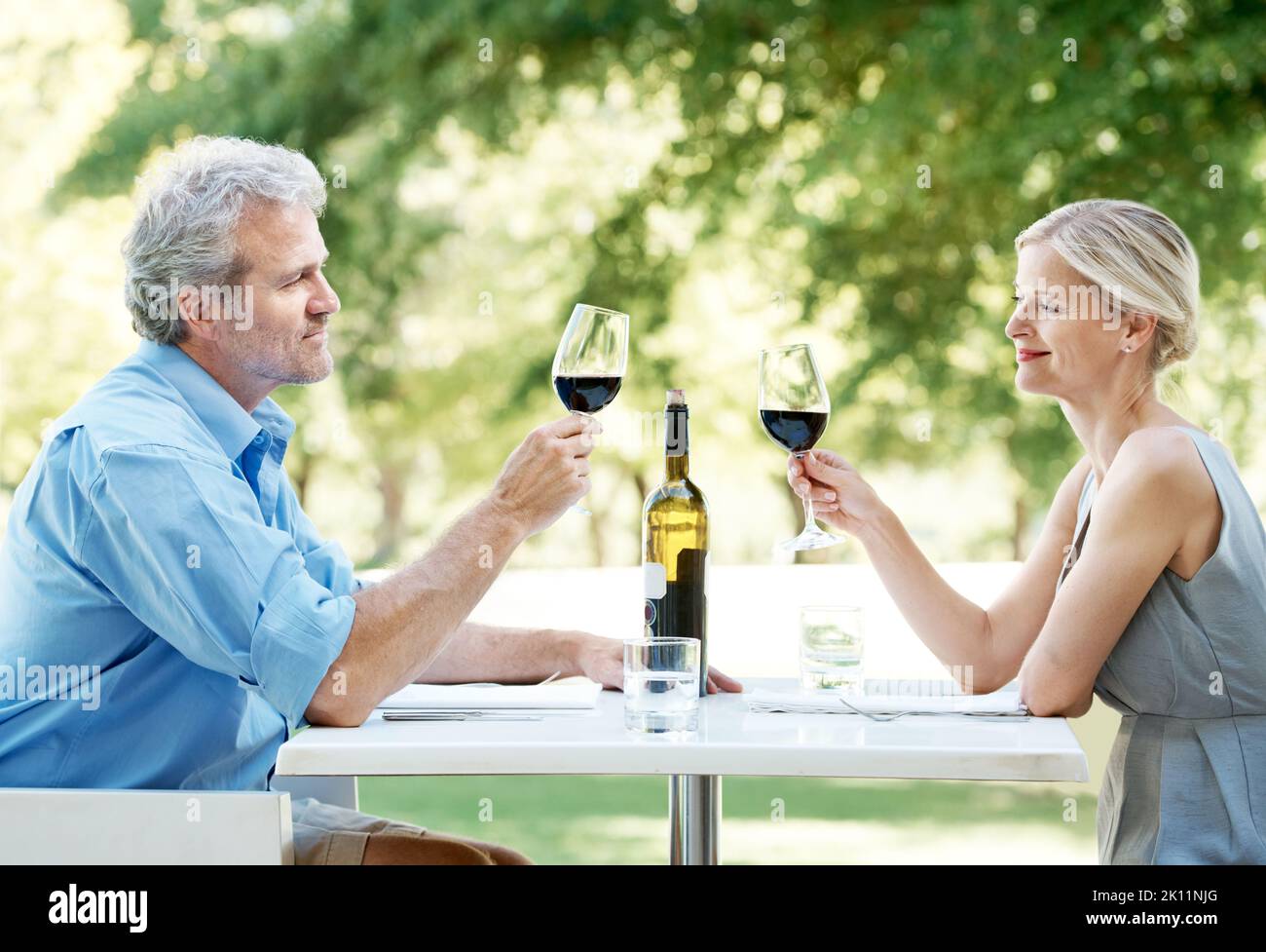 Heres zu vielen weiteren Jahren zusammen. Glückliches reifes Paar, das ...