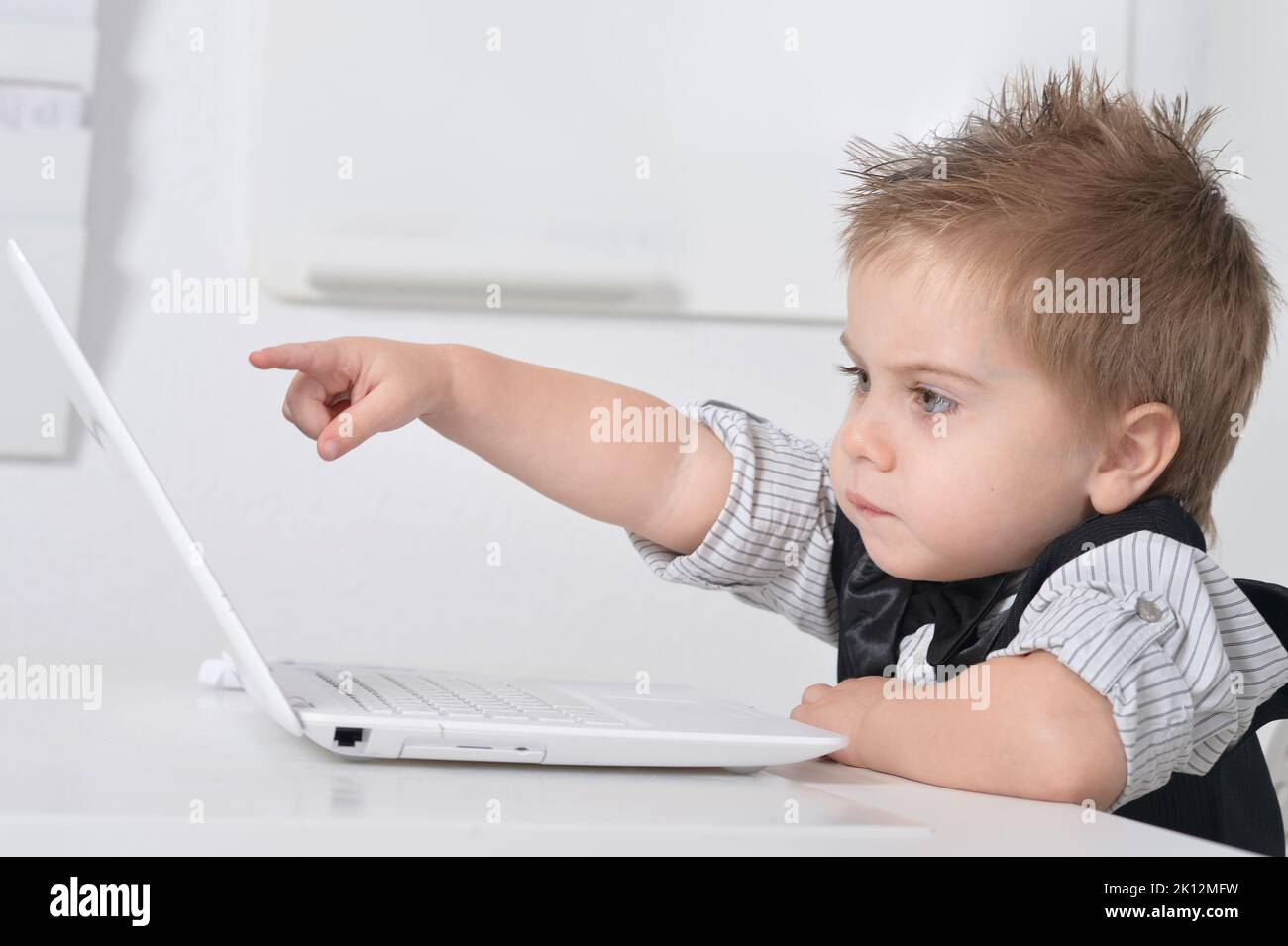 Sitzt an ihrem computer -Fotos und -Bildmaterial in hoher Auflösung – Alamy