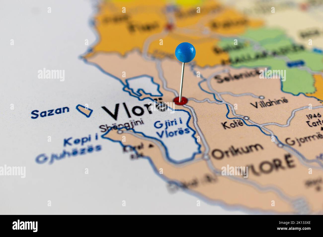 Vlora-Karte. Nahaufnahme der Vlora-Karte mit blauer Nadel. Karte mit ...