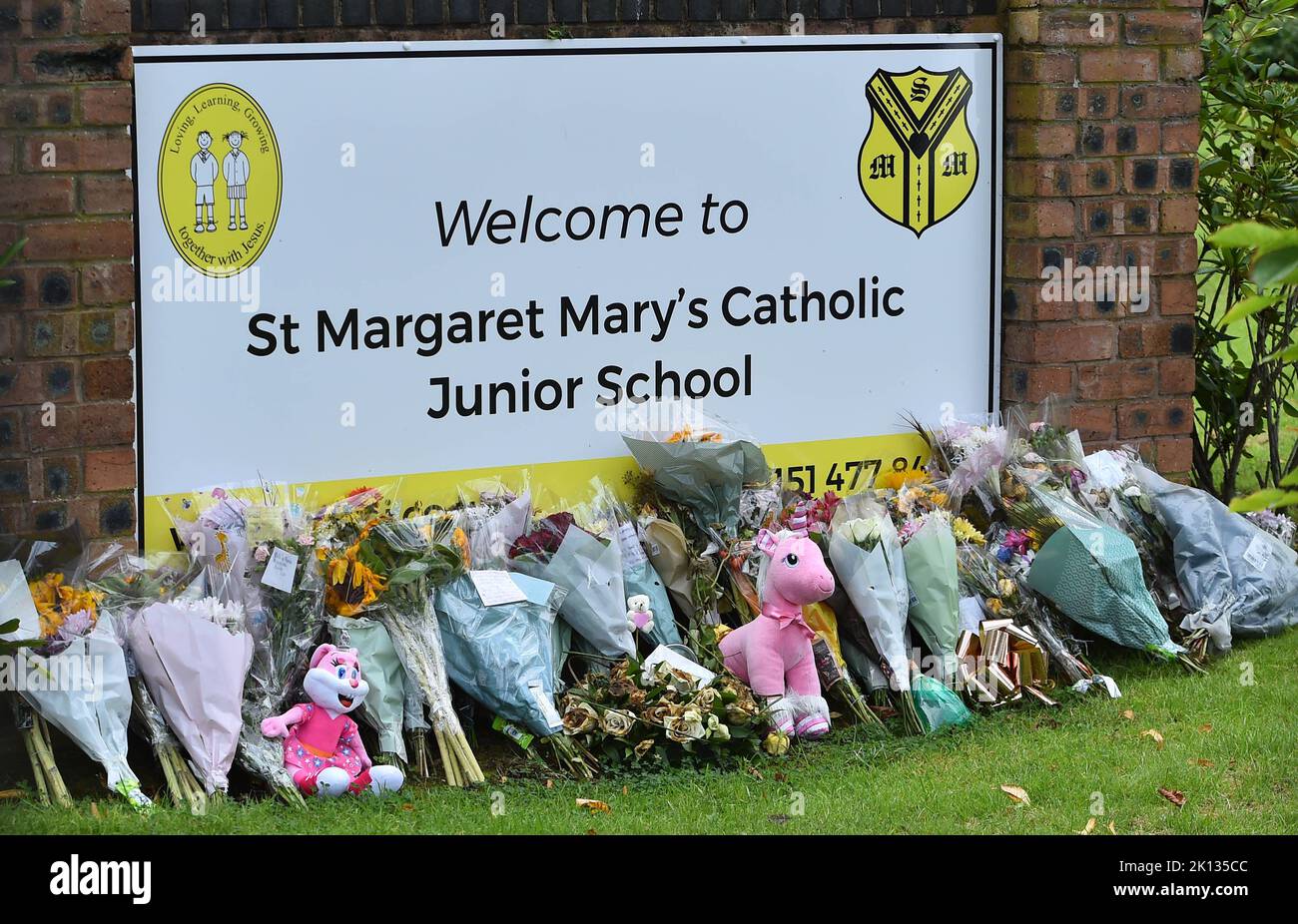 Blumen vor der St Margaret Mary's Schule in Liverpool für Olivia Pratt ...