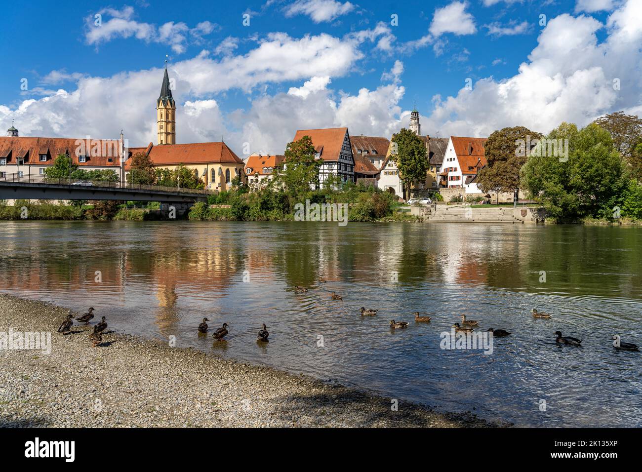 Donaustrand und Stadtansicht, Lauingen Donau, Bayern, Deutschland ...