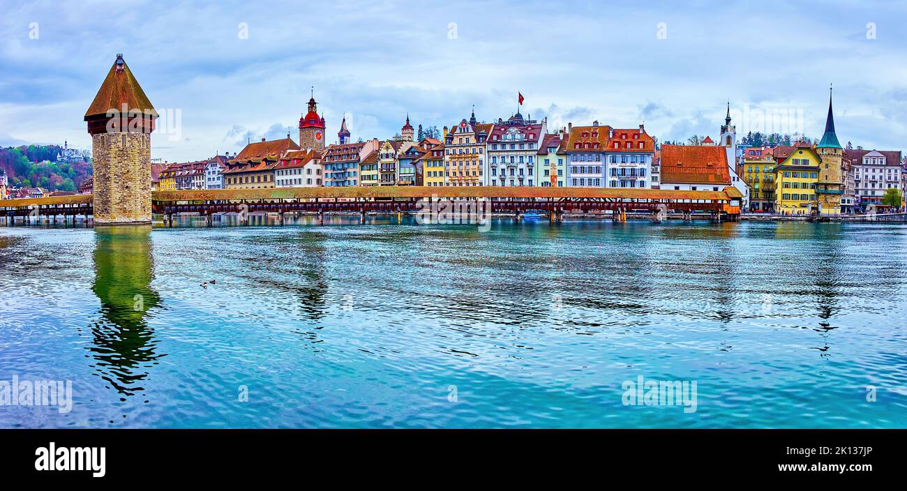 LUZERN, SCHWEIZ - 30. MÄRZ 2022: Panoramablick auf die Altstadt mit ...