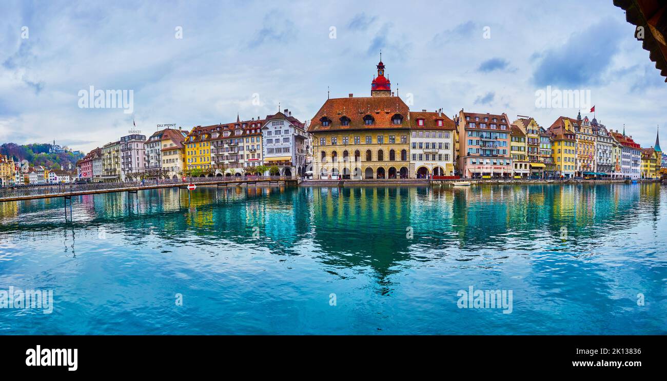 LUZERN, SCHWEIZ - 30. MÄRZ 2022: Die Häuser der Altstadt, die Perle der ...