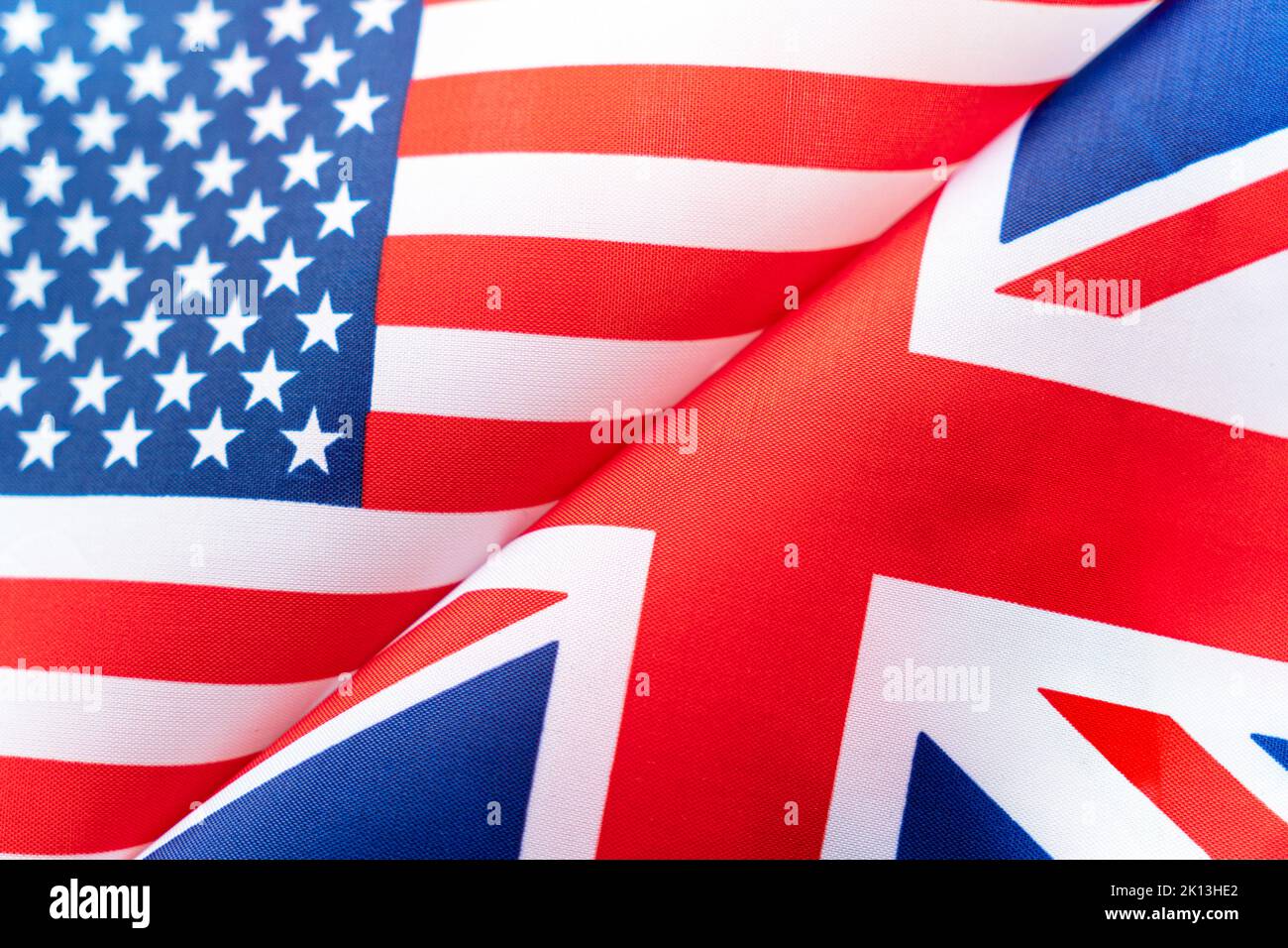 Hintergrund der Flaggen der USA und Großbritanniens. Das Konzept der ...