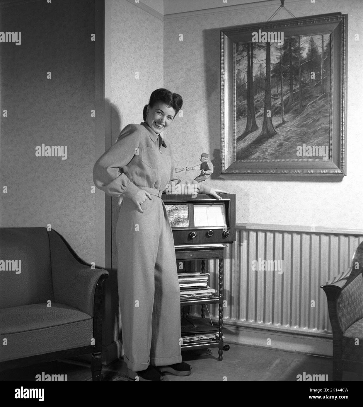 Damenmode im Jahr 1940s. Eine junge Frau, die für ein Damenmagazin ...