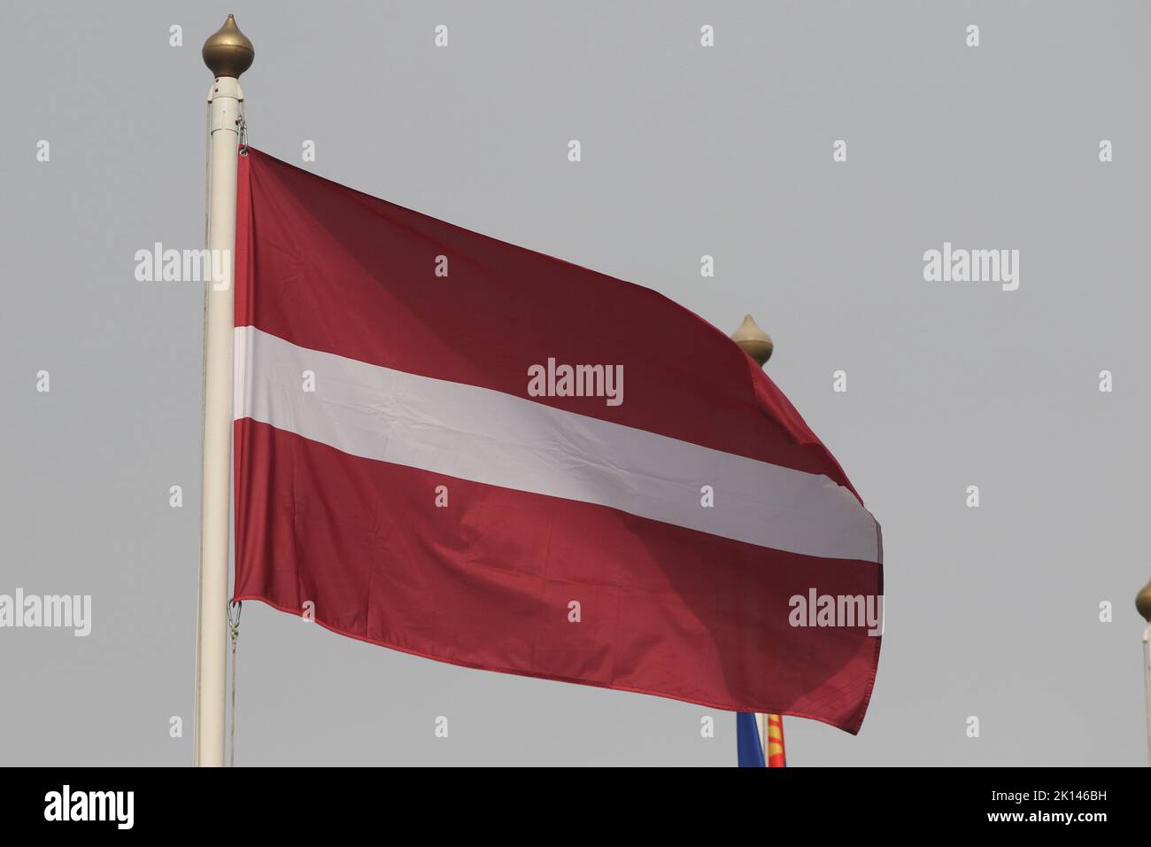 Die Flagge Lettlands auf der Galerie der Flaggen der teilnehmenden ...