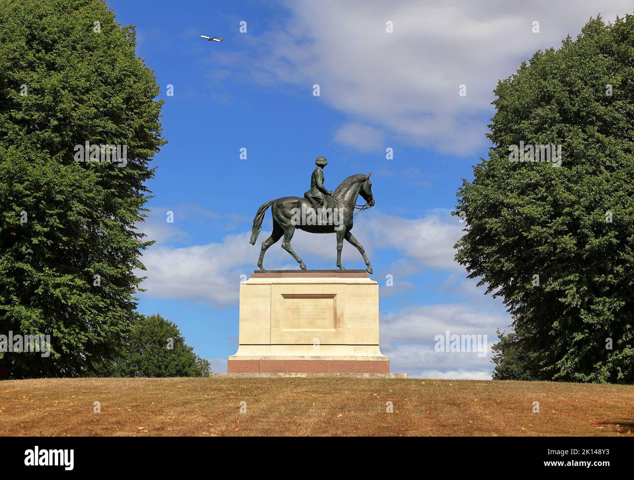 Reiterstatue von Elizabeth II, Windsor Great Park vor einem blauen ...