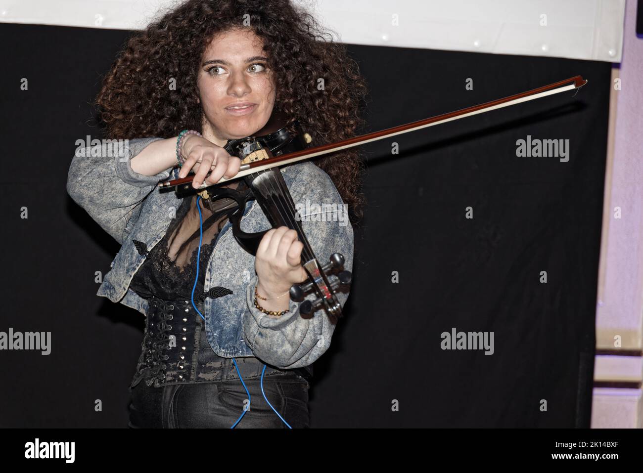 Paris, Frankreich. 14. September 2022. Die Geigerin Sasia spielt am 14 ...