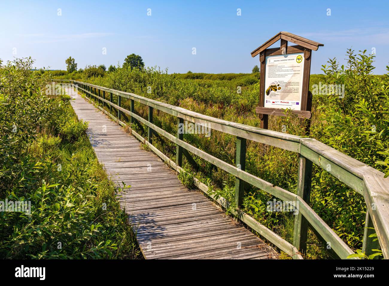 Calowanie, Polen - 27. August 2022: Lehrpfad 13 Blota Halt durch Bagno ...