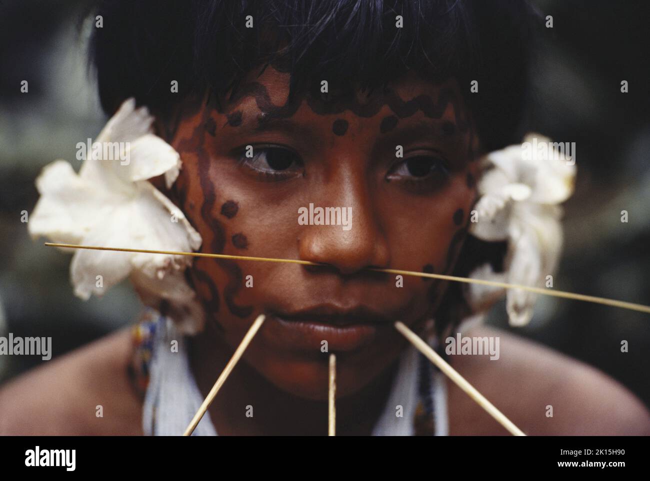 Yanomami indianer mädchen -Fotos und -Bildmaterial in hoher Auflösung ...