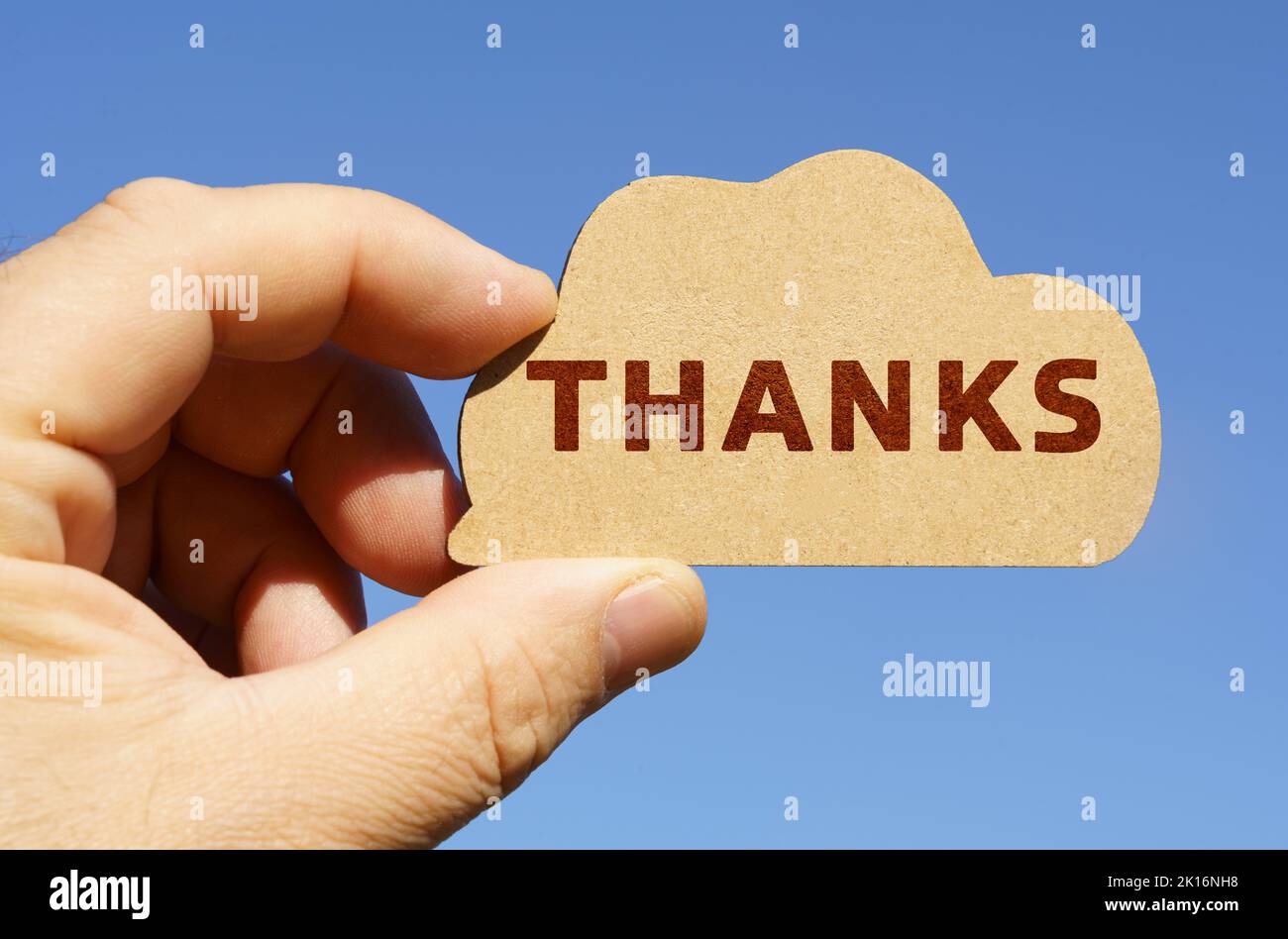 Vor dem Hintergrund des Himmels in den Händen eines Mannes, eine Figur ...