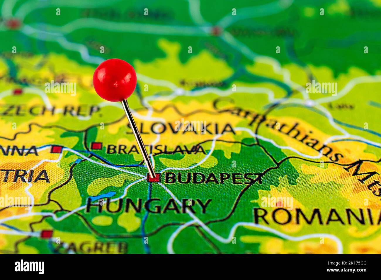 Karte von Budapest. Nahaufnahme der Budapester Karte mit roter Nadel ...