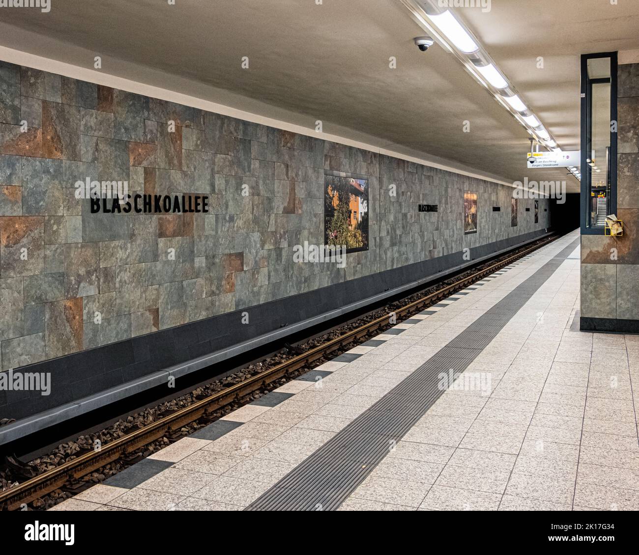 Die U-Bahn-Station Blaschkoallee bedient die Linie U7, Britz, Neukölln, Berlin. Interieur mit ...