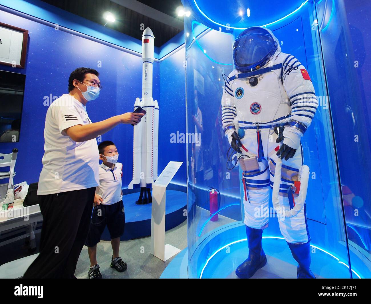 PEKING, CHINA - 16. SEPTEMBER 2022 - Besucher sehen den Astronauten ...