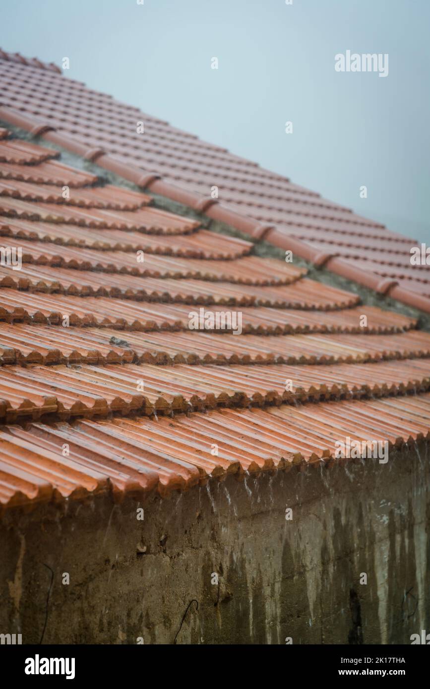 Regen tropft von der Dachkante, Veli Iz, Insel Iz, Zadar Archipel ...