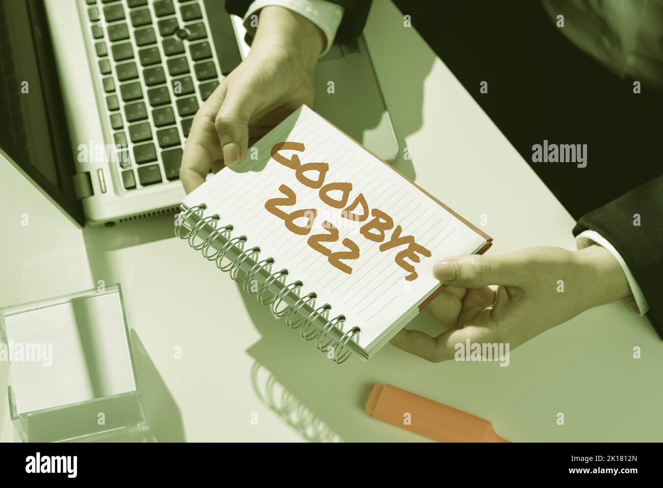 Handschriftschild Auf Wiedersehen 2022. Business-Schaufenster Silvester ... Handschriftschild Auf Wiedersehen 2022. Business-Schaufenster Silvester ...