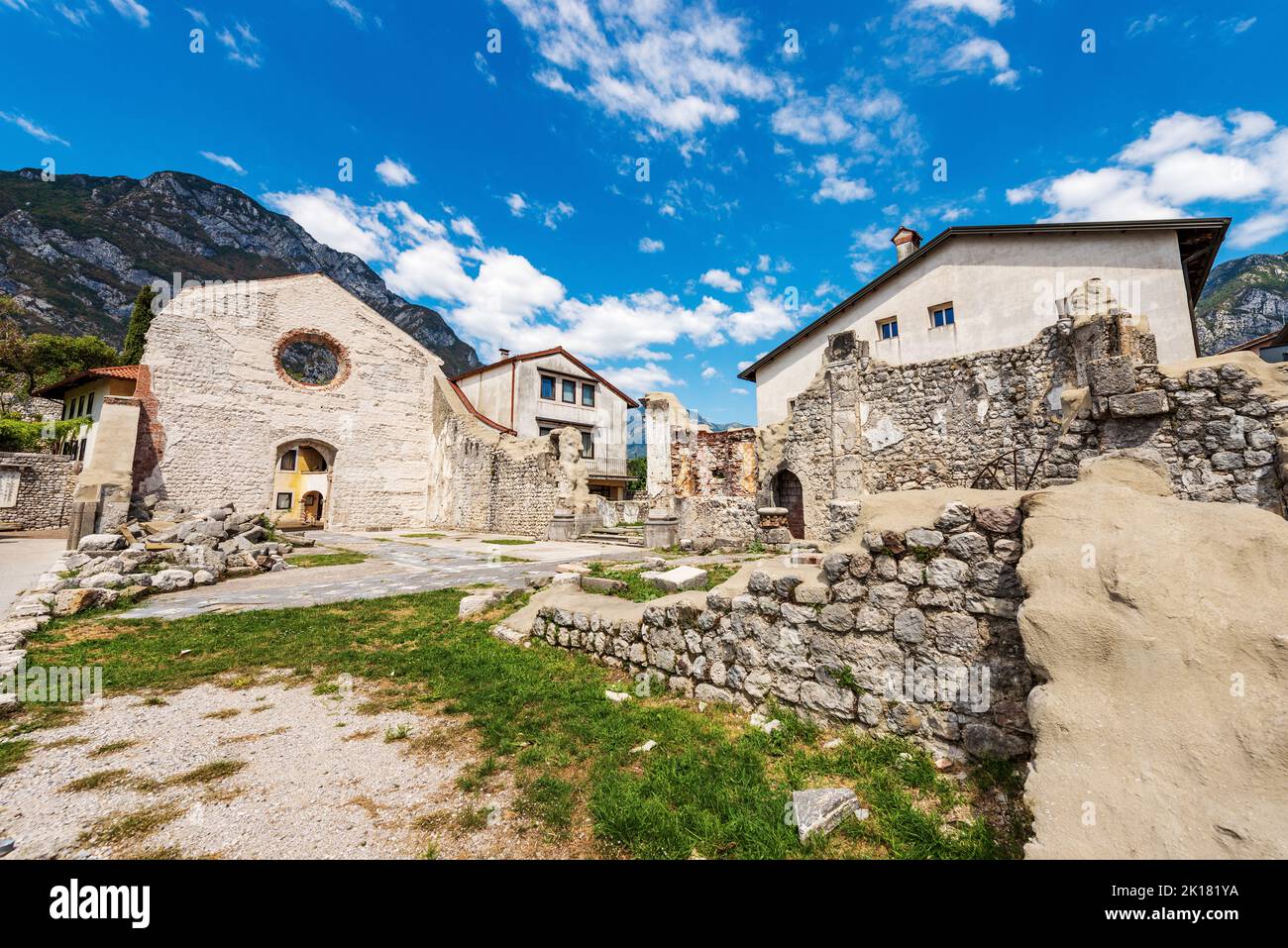 Venzone, Ruinen der Kirche von San Giovanni Battista, die durch das ...