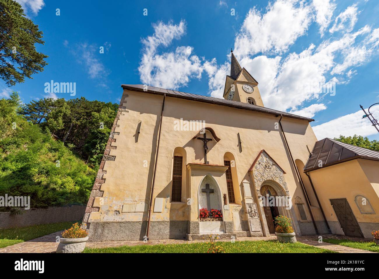 Kirche des kleinen Dorfes Malborghetto Valbruna (Chiesa della Visitazione di Maria Santissima ...