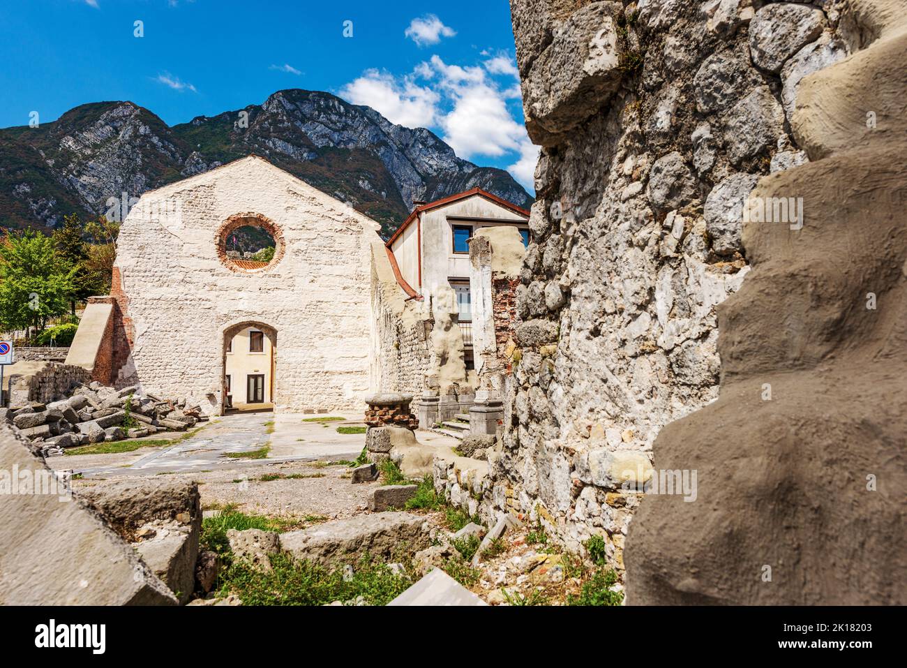 Venzone, Ruinen der Kirche von San Giovanni Battista, die durch das ...