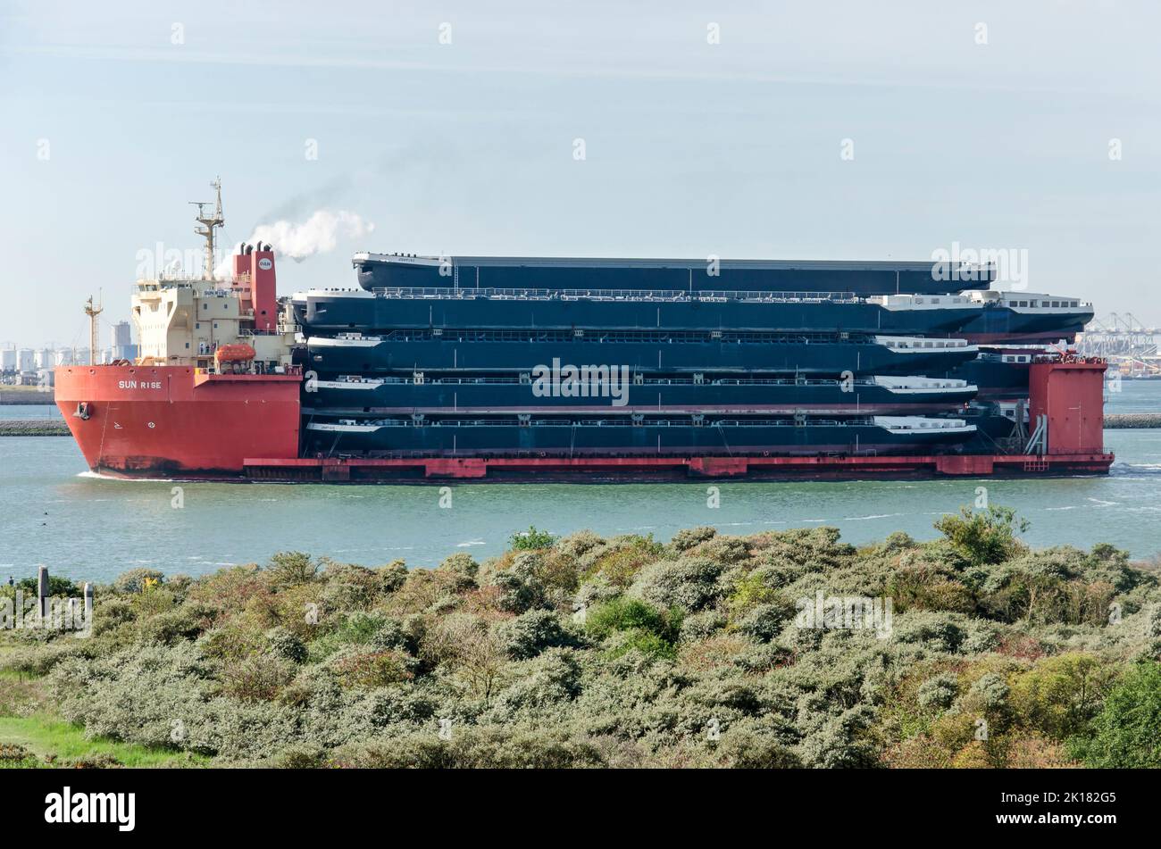 Rotterdam, Niederlande, 12. September 2022: Großes Seeschiff, das mit ...
