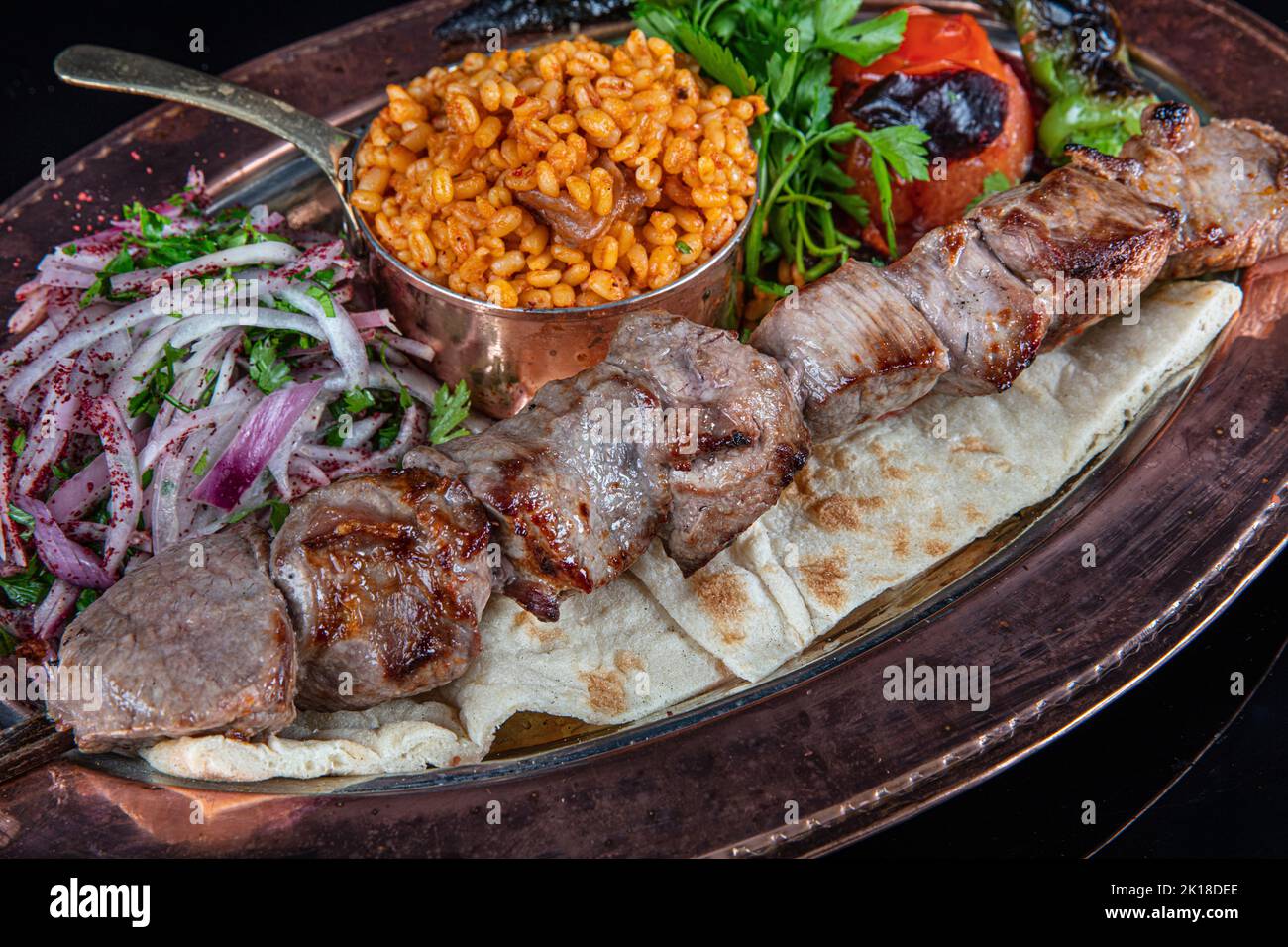 Traditionelle türkische Küche Lammspieße auf einem Grillspieß ...