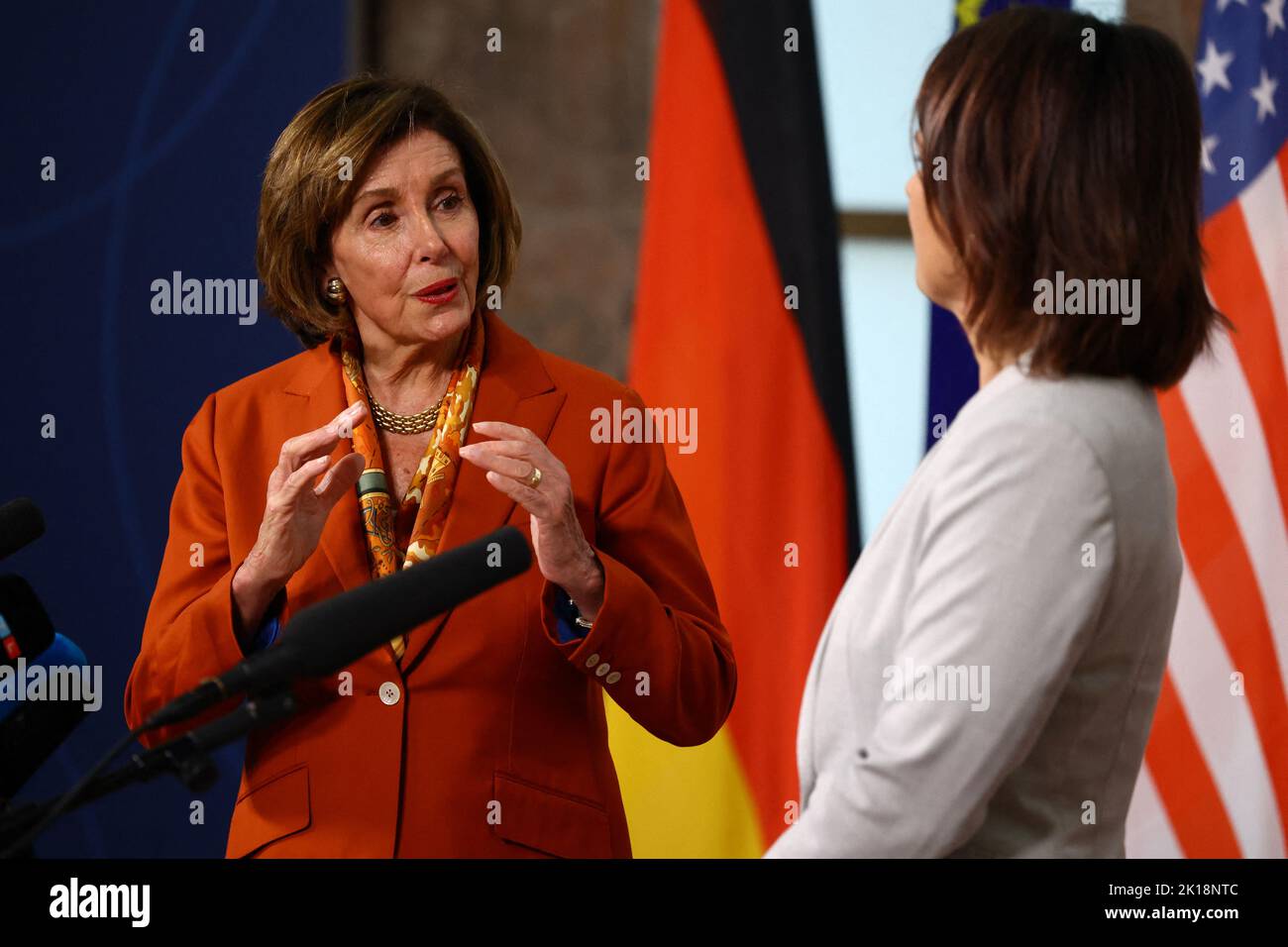 Die Sprecherin des US-Repräsentantenhauses, Nancy Pelosi, spricht mit ...