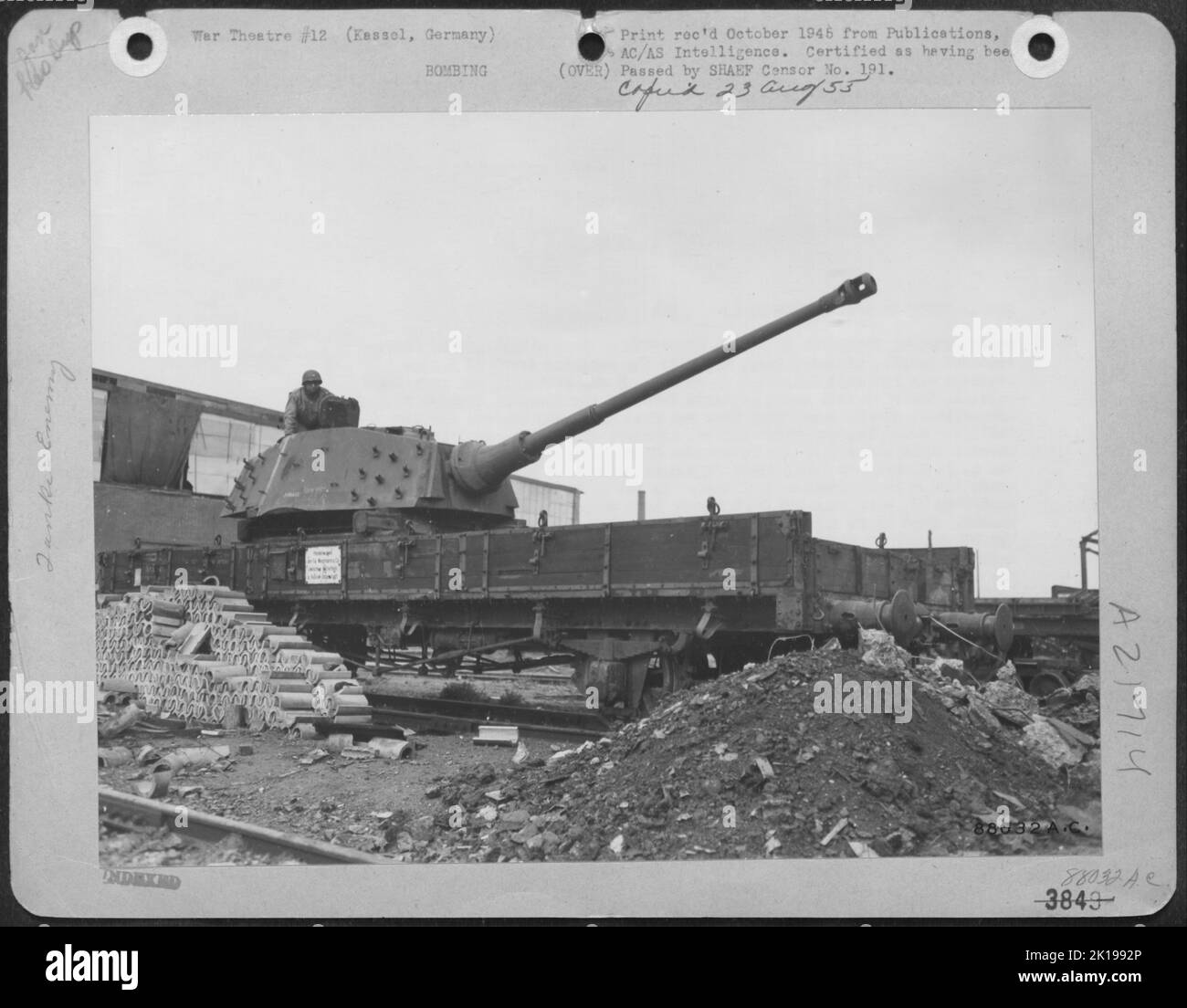 Das Foto zeigt Einen Revolver und eine 88-mm-Pistole in der Tiger Tank ...