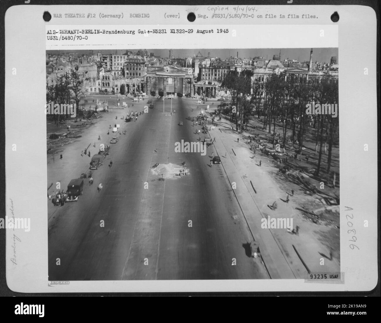 Berlin wwii bomb -Fotos und -Bildmaterial in hoher Auflösung – Alamy