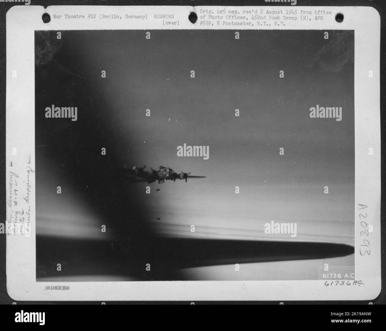 Mit Bomb Bay Doors Open schickt die Boeing B-17 Flying Fortresses der ...