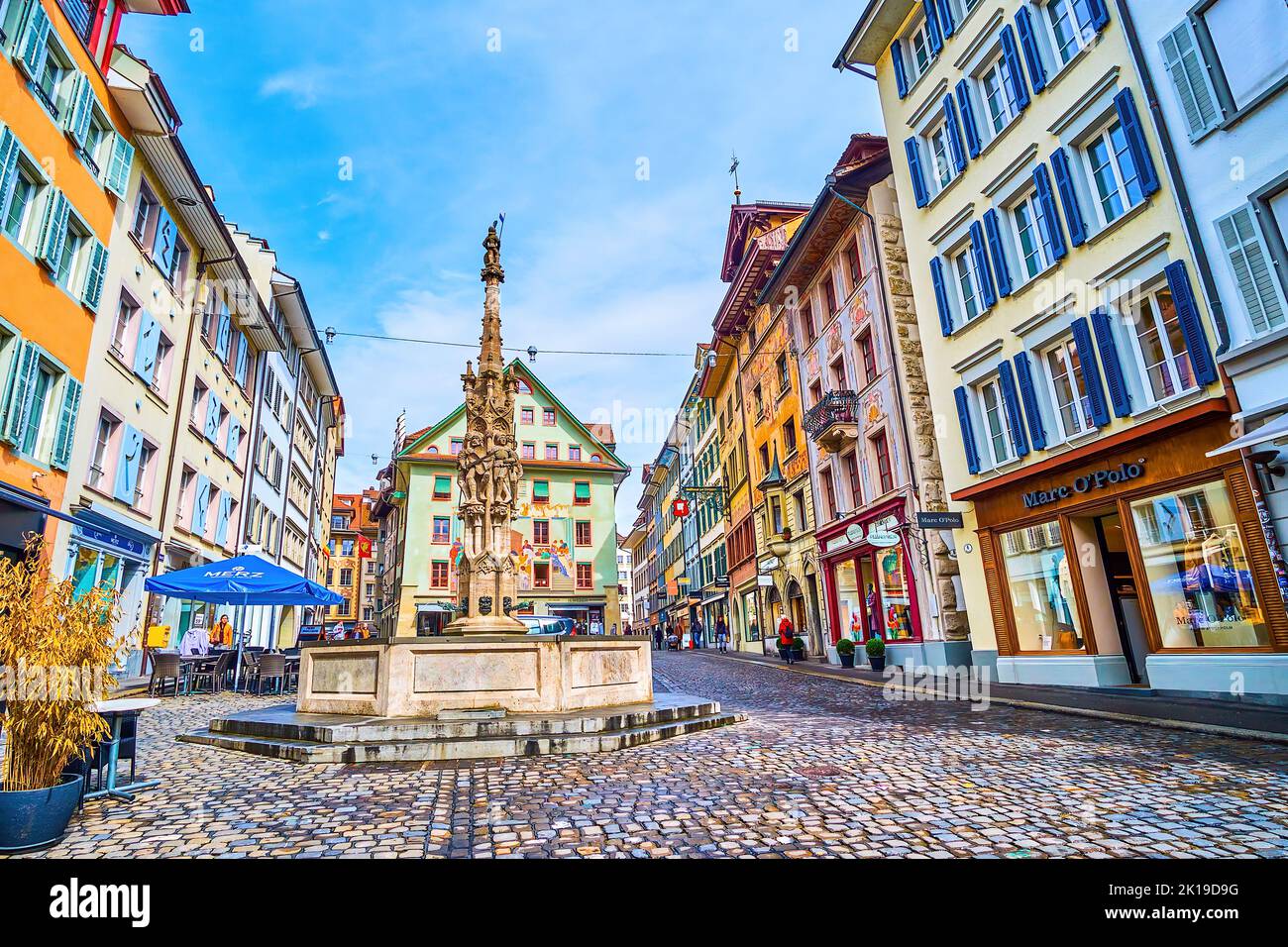 LUZERN, SCHWEIZ - 30. MÄRZ 2022: Der Weinmarkt ist einer der besten ...