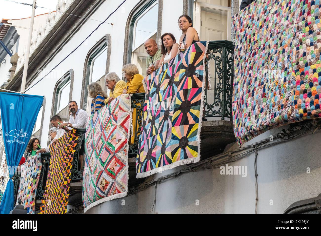 Zuschauer beobachten die parade -Fotos und -Bildmaterial in hoher ...