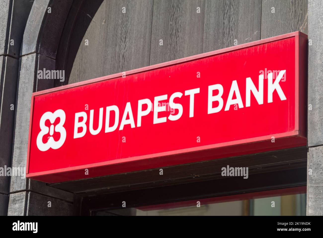 Szombathely, Ungarn - 1. Juni 2022: Logo und Zeichen der Budapest Bank ...