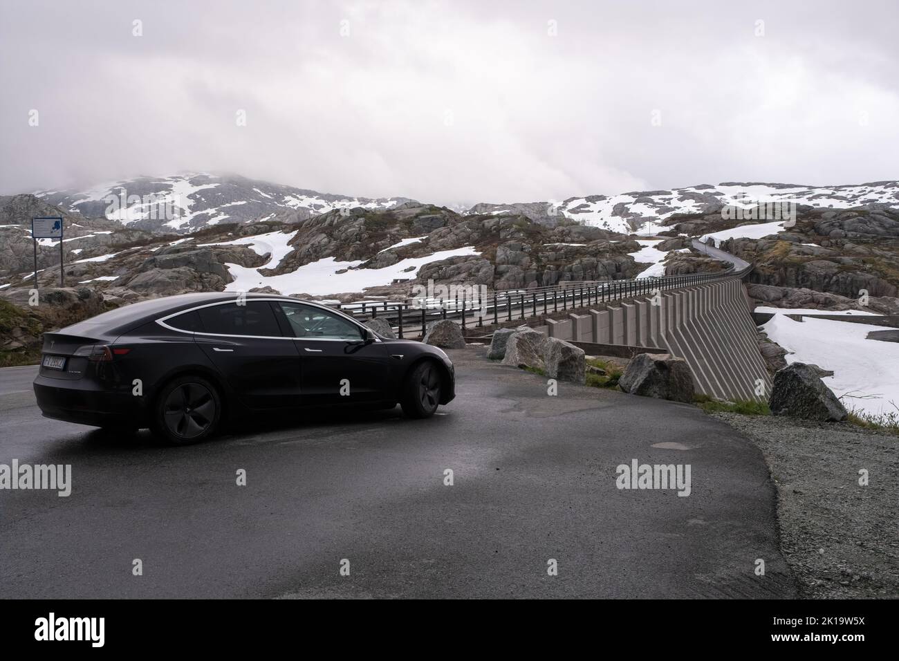 Sauda, Norwegen - 10. Juni 2022: Staudamm auf dem Svartavatnet See ...